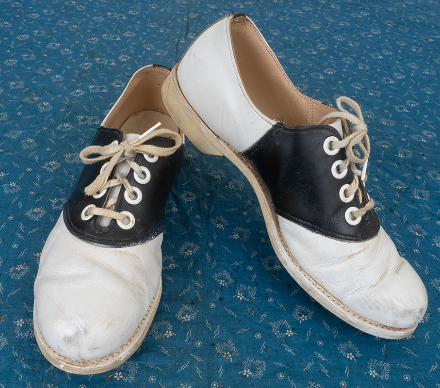 Vintage 1950s Black & White Saddle Shoes: Ballyhoovintage.com